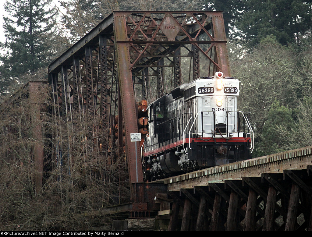 LLW 5399 (ex-SP 4364) Crossing the South Santiam River on the Albany and Eastern Railroad